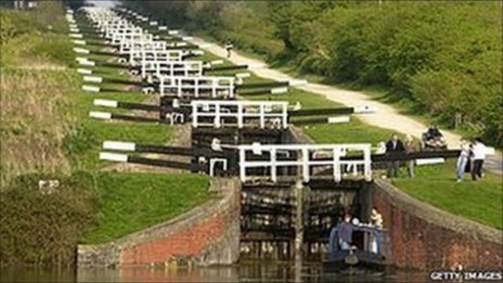 Caen Hill flight of locks reopens after repair work - BBC News
