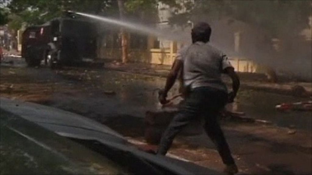 Dakar riots at Abdoulaye Wade's Senegal run-off plans - BBC News