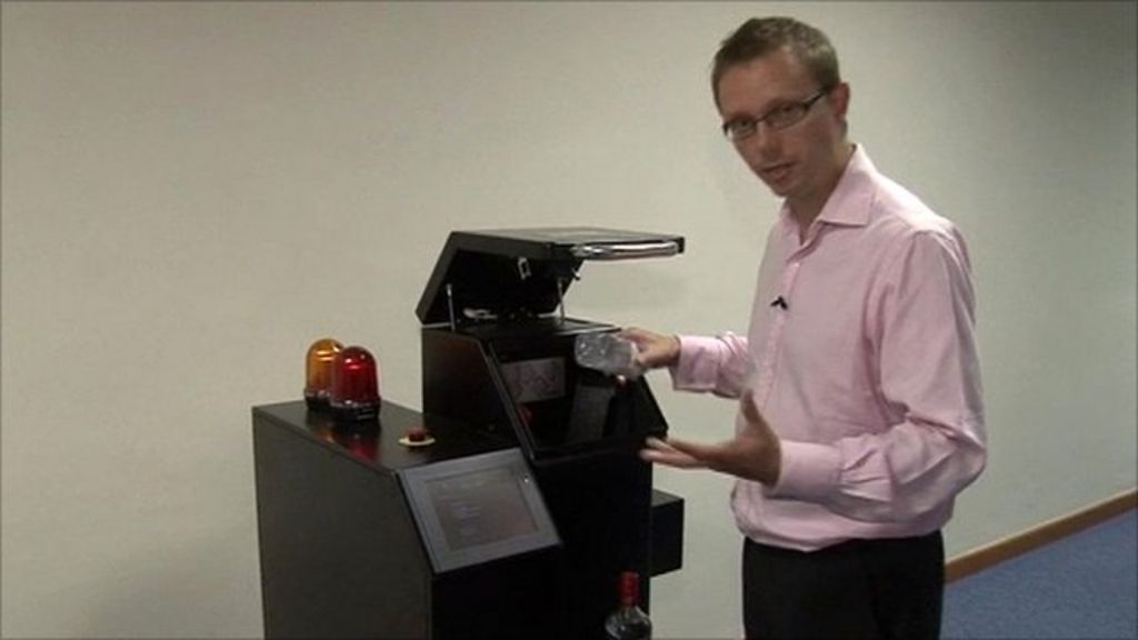 New liquids scanner tested at UK airport - BBC News