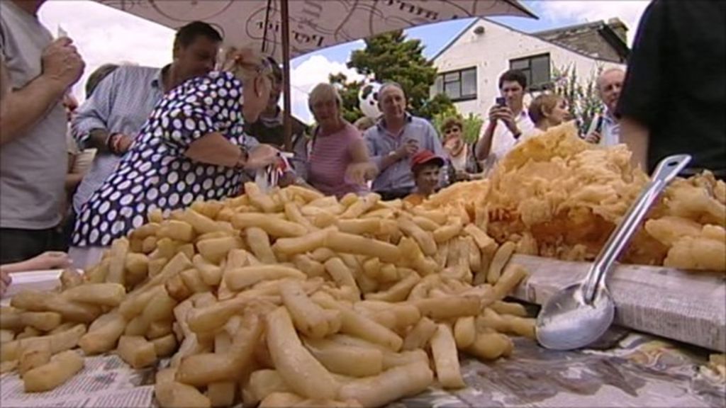Giant fish and chip supper breaks world record - BBC News