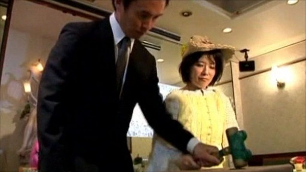 Divorce ceremonies in Japan 'on the rise' after tsunami - BBC News