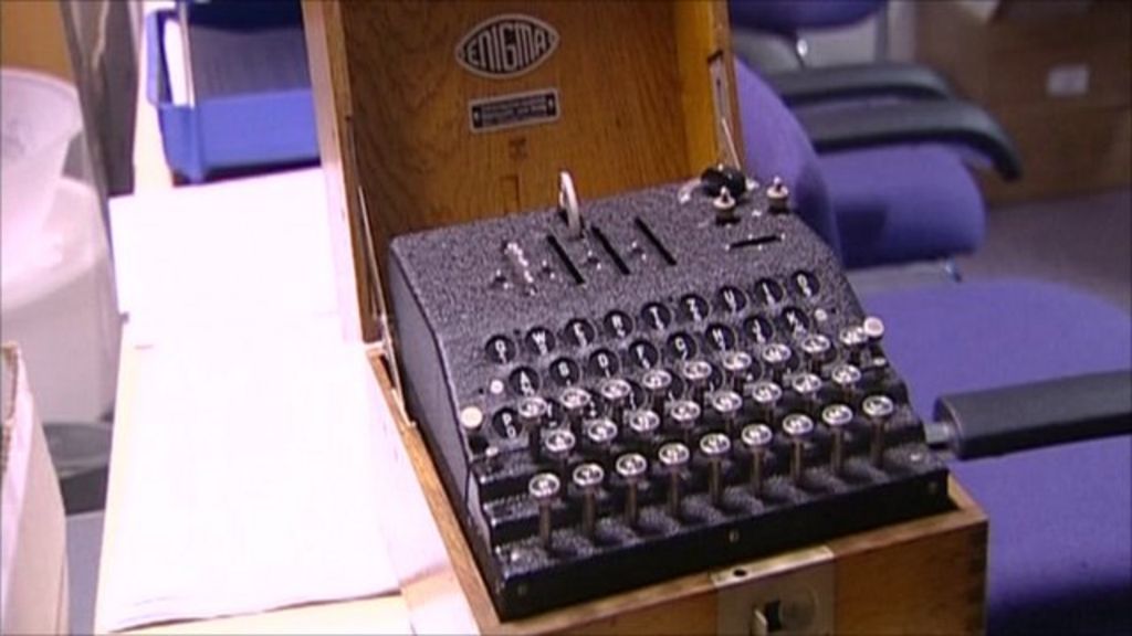 Queen pays tribute to Bletchley Park Enigma code breakers - BBC News