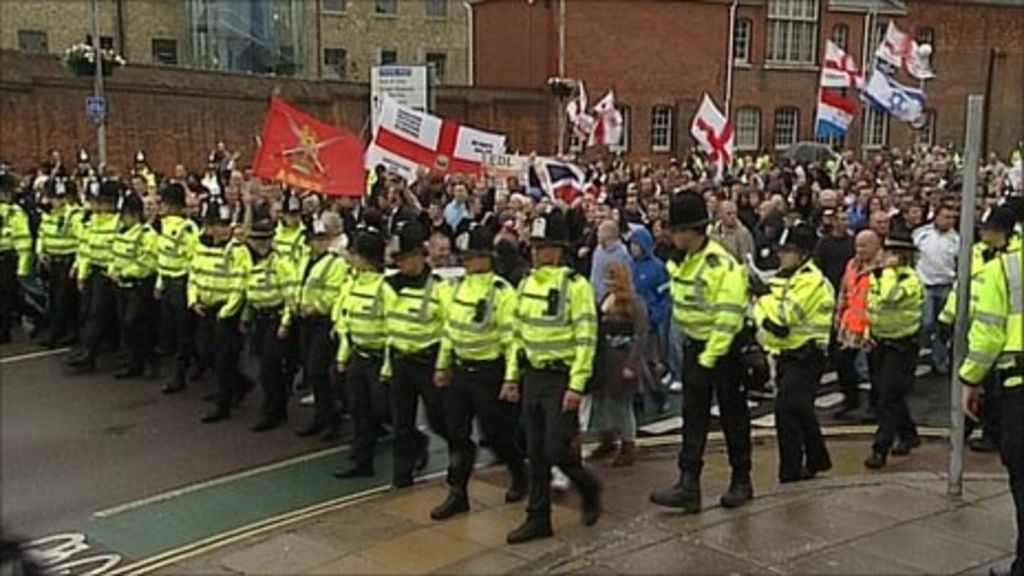 Portsmouth EDL march and counter-protests see seven arrests - BBC News
