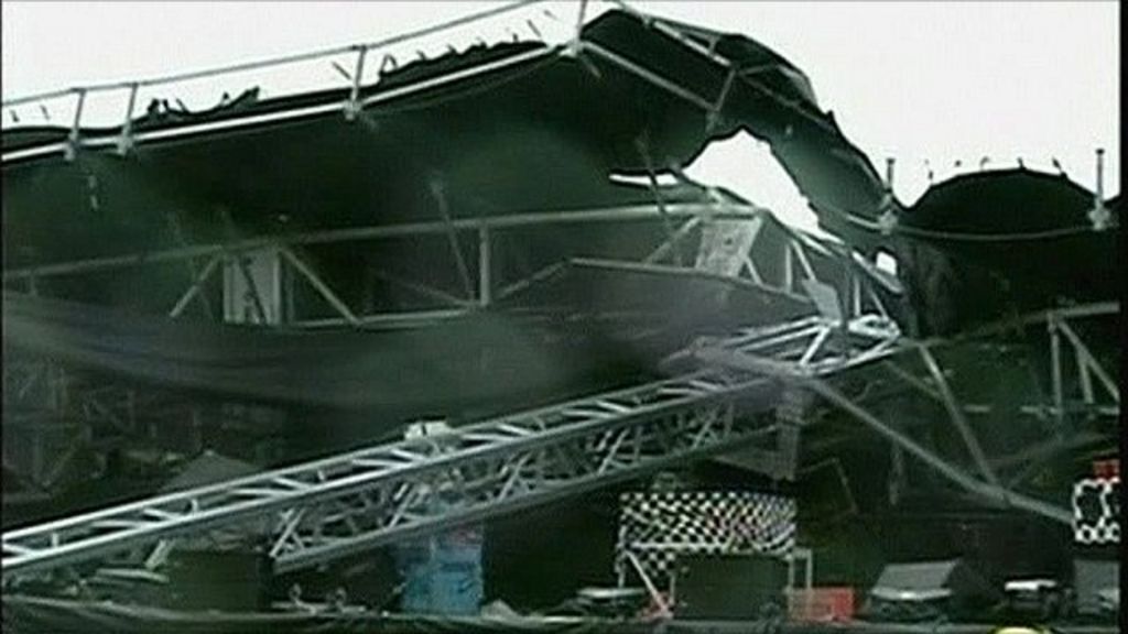 Stage collapses at Ottawa Bluesfest festival - BBC News