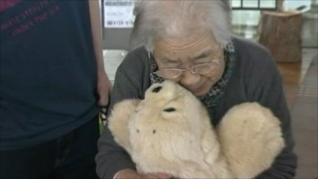 Robots comfort tsunami refugees in Japan - BBC News