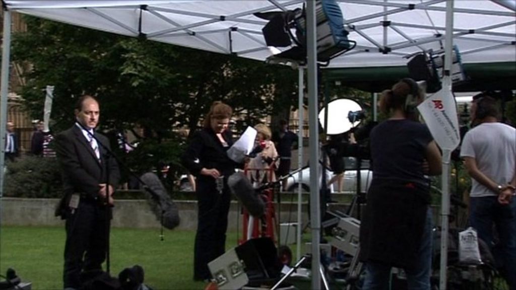 How world media are reporting News of the World hacking - BBC News