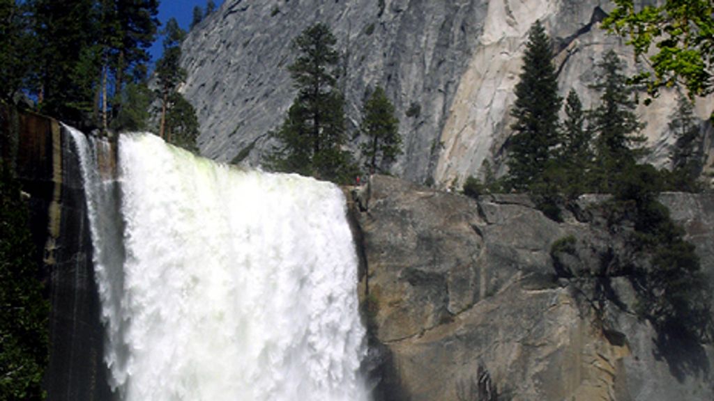 Yosemite visitors 'presumed dead' in waterfall accident - BBC News