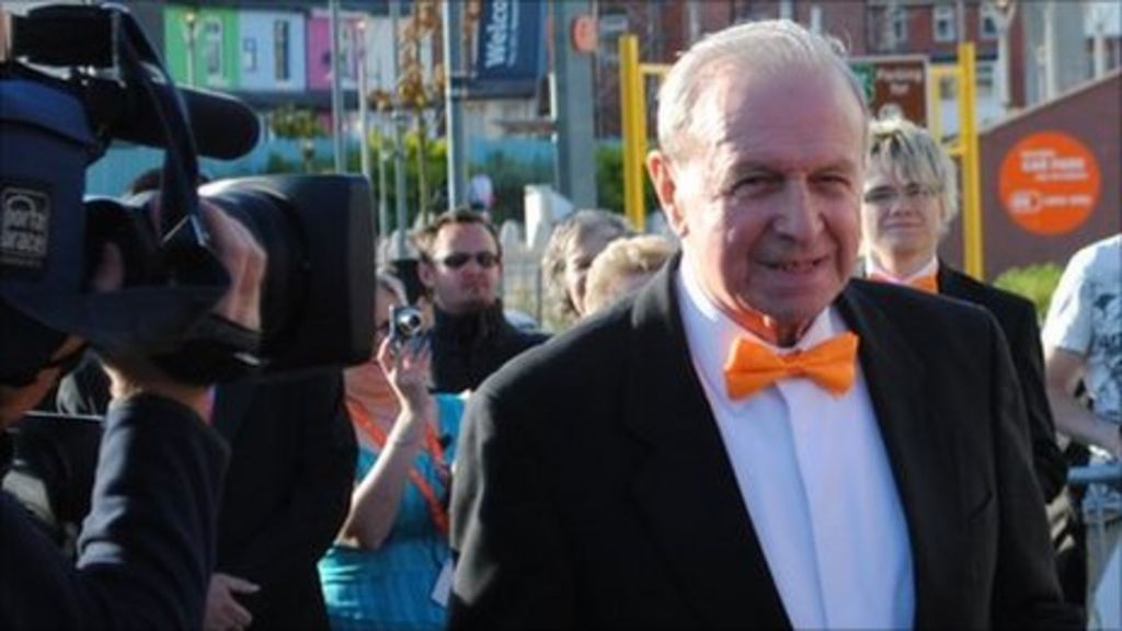 Blackpool football legend Jimmy Armfield honoured - BBC News