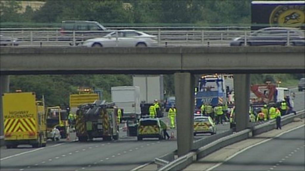 Man killed in M27 motorway crash named as Steven Harris - BBC News