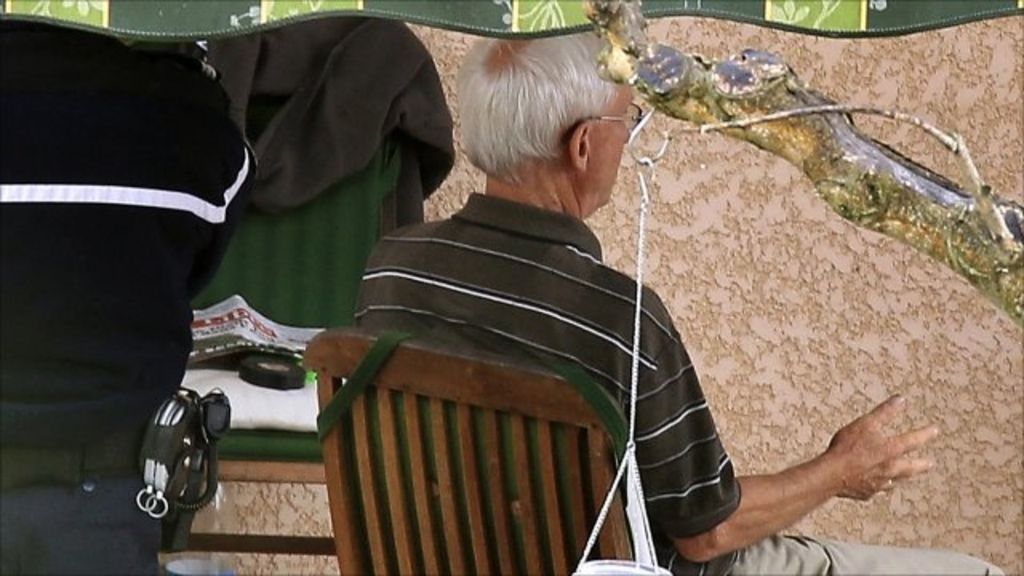 Norway attacks: Breivik's father 'so shocked' - BBC News