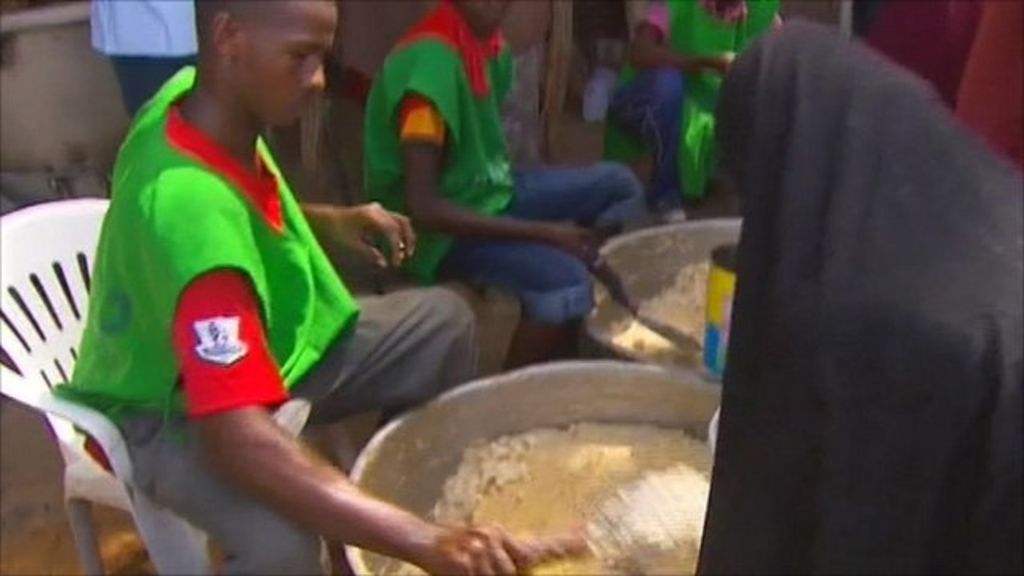 Serving food to thousands in Somalia - BBC News