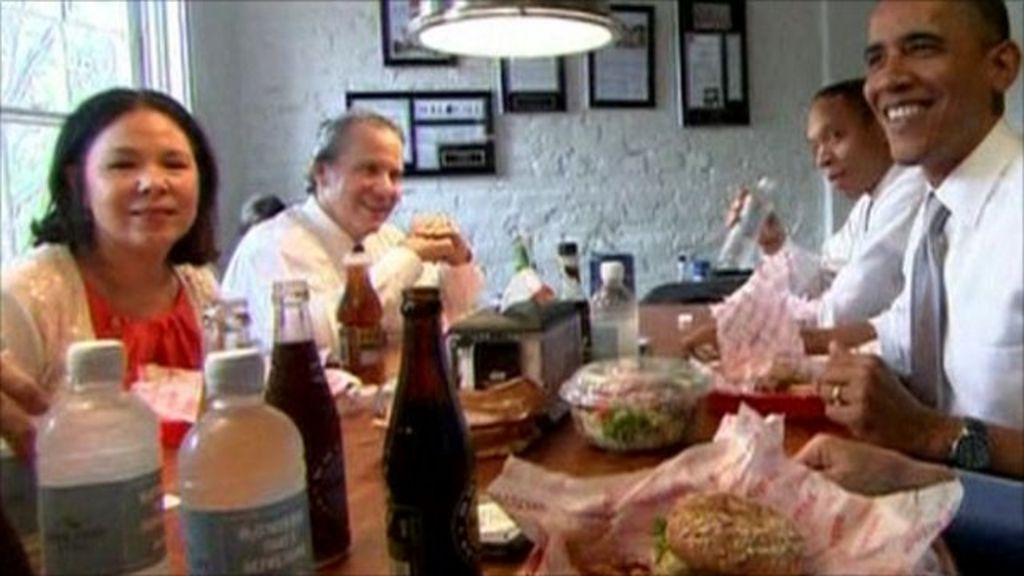 Pre-birthday burgers for Barack Obama and staff - BBC News