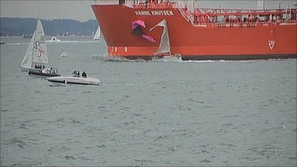 Cowes Week yacht and oil tanker crash in Solent - BBC News