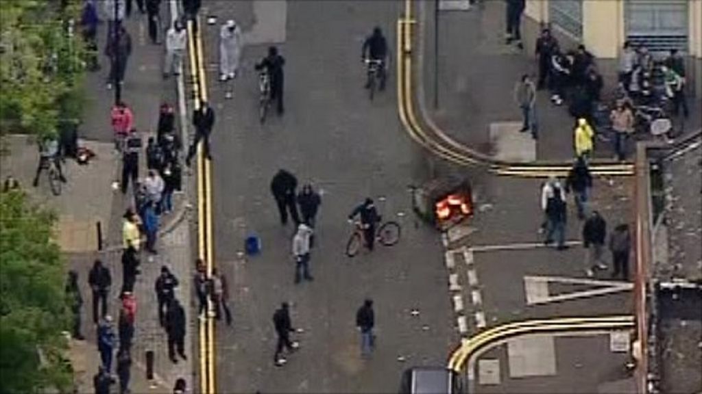 Shopkeeper describes Hackney unrest - BBC News