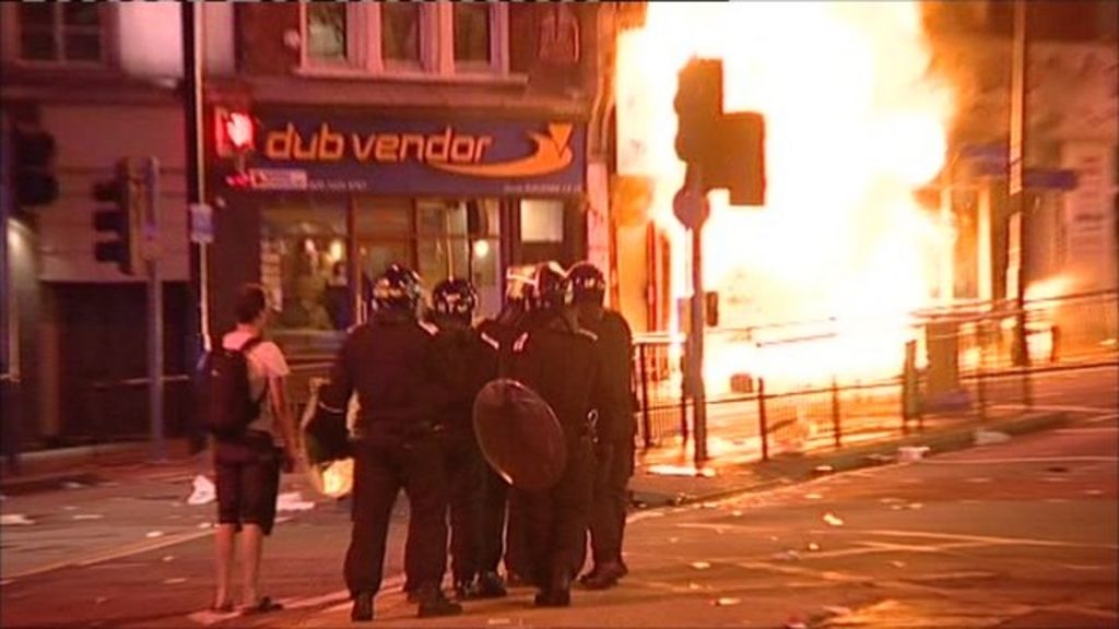 London riots: Scale of violence 'unprecedented' - BBC News