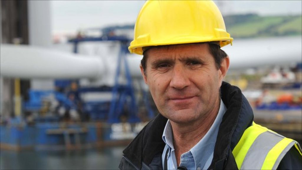 Wind farms: Close-up look at colossal turbine - BBC News