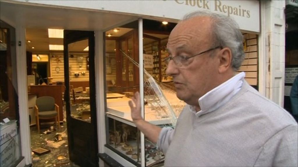 Wolverhampton riots: Watch shop wrecked by looters - BBC News