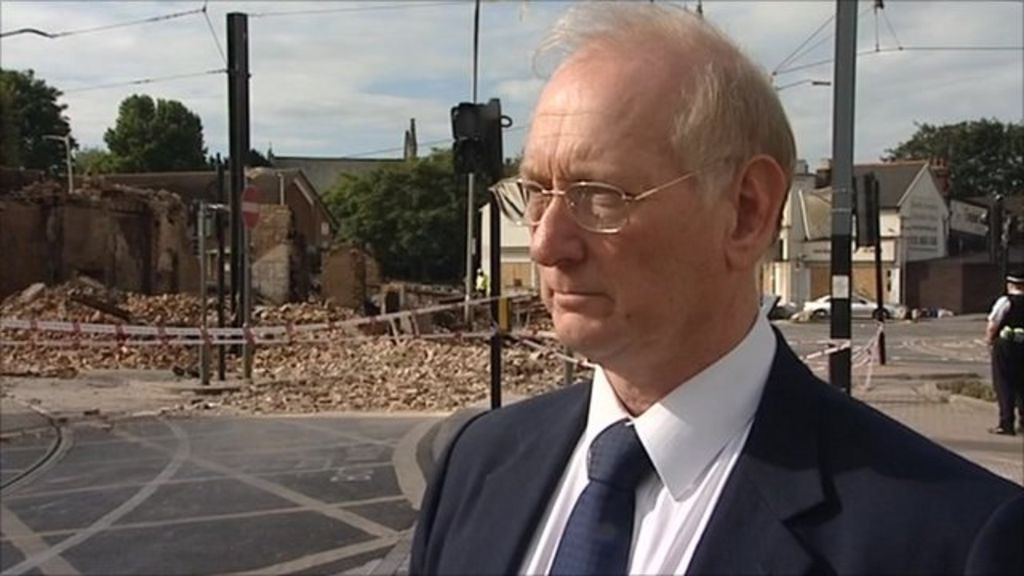 Croydon's House of Reeves furniture store demolished - BBC News