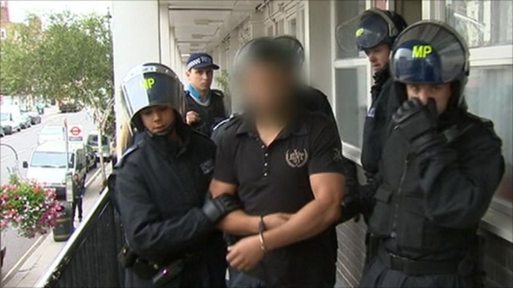 London riots: More than 900 arrested over disorder - BBC News