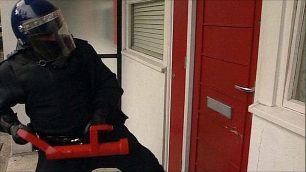 Police raid homes after England riots - BBC News