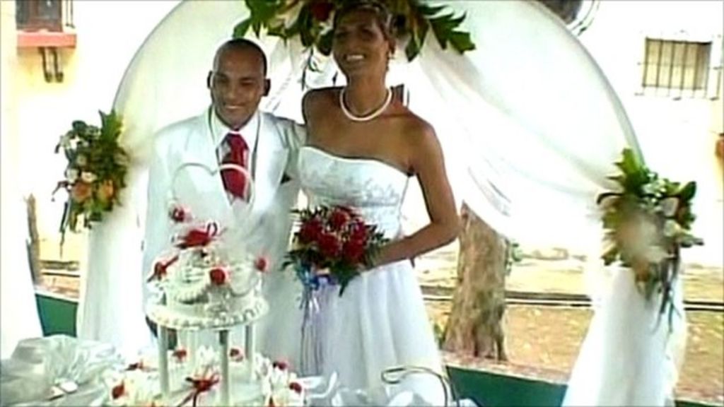 Gay man and transgender woman wed in Cuba - BBC News