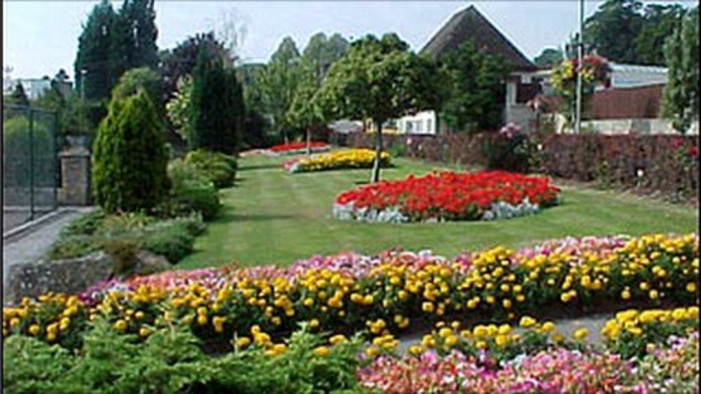 Stratford Park in Stroud wins eighth top title - BBC News