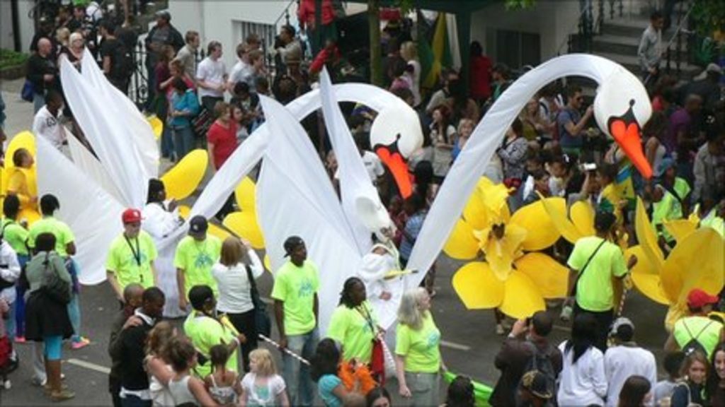 Early start and end to Notting Hill Carnival after riots - BBC News