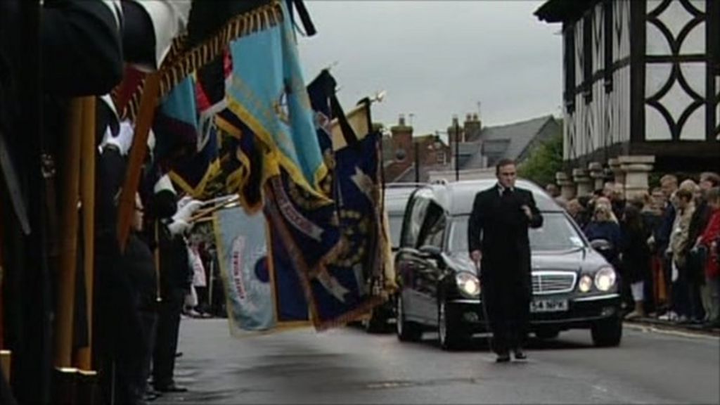Wootton Bassett tribute to Lt Daniel Clack - BBC News