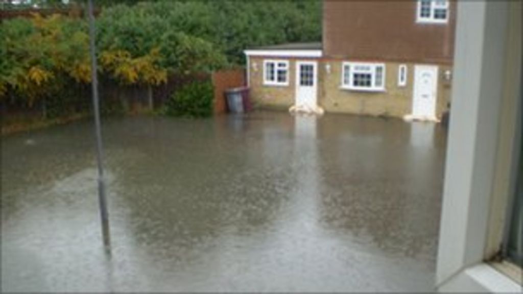 Flood defences planned for Reading homes - BBC News