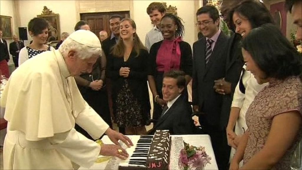 Pope Benedict 'plays' a chocolate piano cake - BBC News
