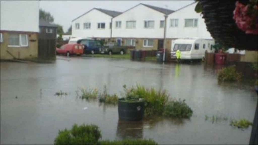 Flooding affects Reading houses despite new defences - BBC News
