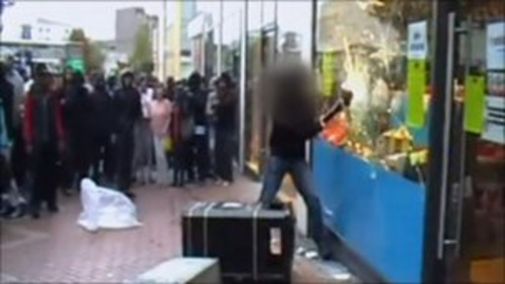 Expert analyses Birmingham riot 'mob mentality' - BBC News