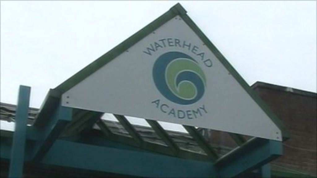 Waterhead Academy head teacher David Yates resigns - BBC News