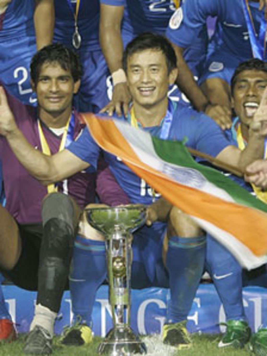 India iconic footballer Baichung Bhutia retires - BBC News