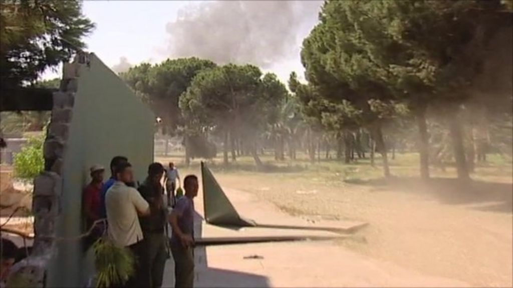 Libya: Gun fight inside Col Gaddafi's compound - BBC News