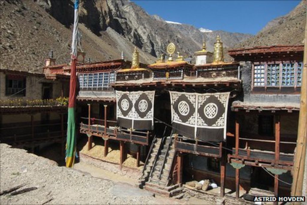 Himalaya village caught between culture and nature - BBC News