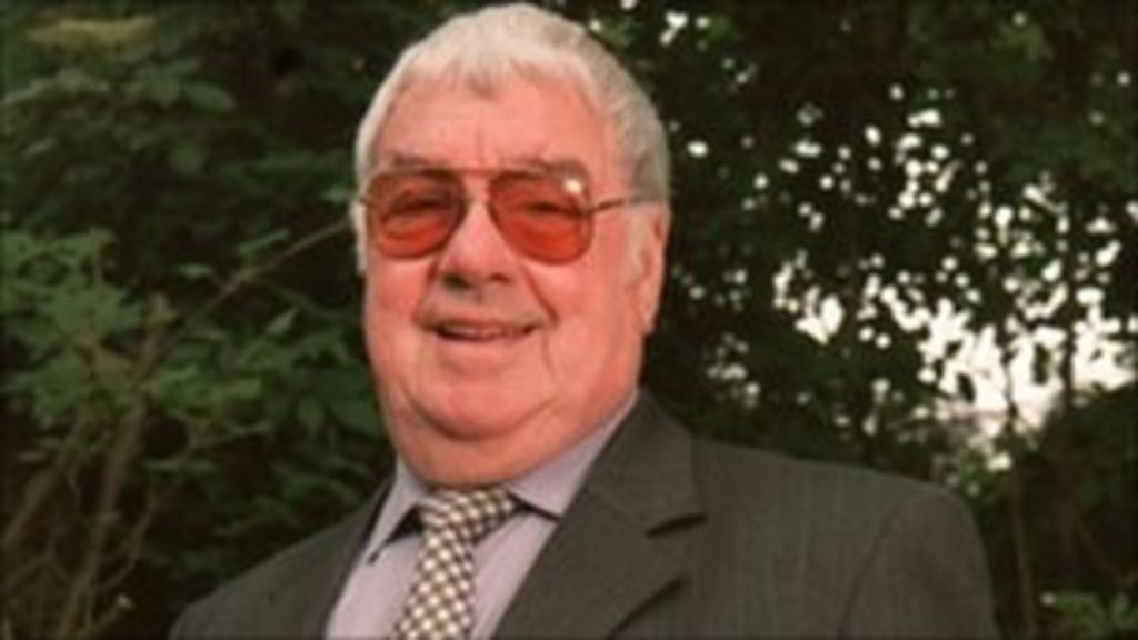 Belfast comedian Frank Carson has cancer operation - BBC News