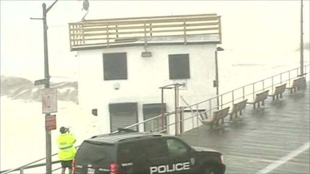 US storm: Waves sweep away lifeguard shack - BBC News