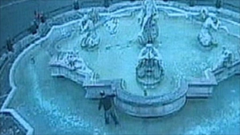 Vandals attack monuments in Rome - BBC News