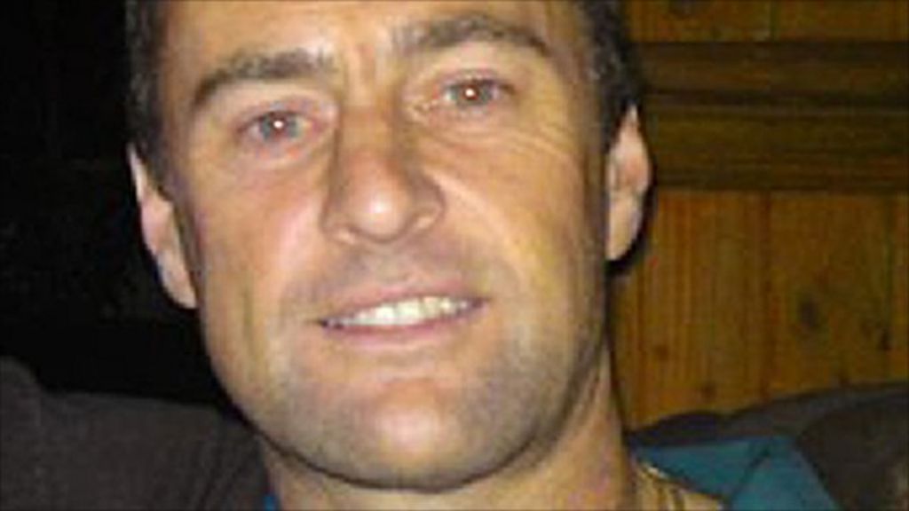 Friends pay tribute to Cardiff City fan Michael Dye - BBC News