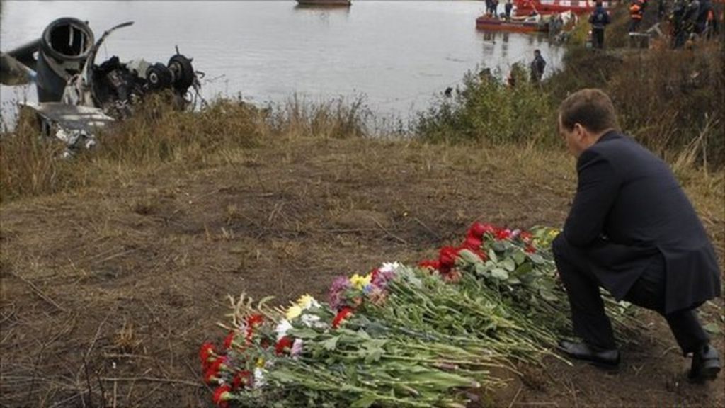 Lokomotiv Yaroslavl: Medvedev visits air crash site - BBC News