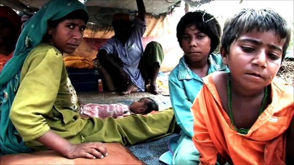 Pakistan floods leave hundreds of thousands without shelter - BBC News