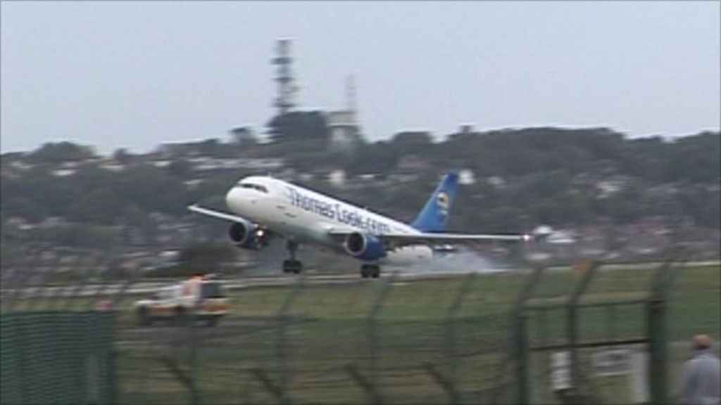 Plane 'bounces' on Leeds runway in strong winds - BBC News