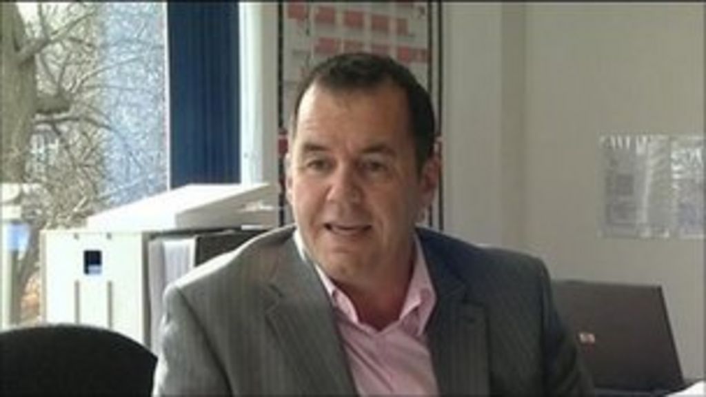 Terry George encourages Leeds boys to aim for university - BBC News