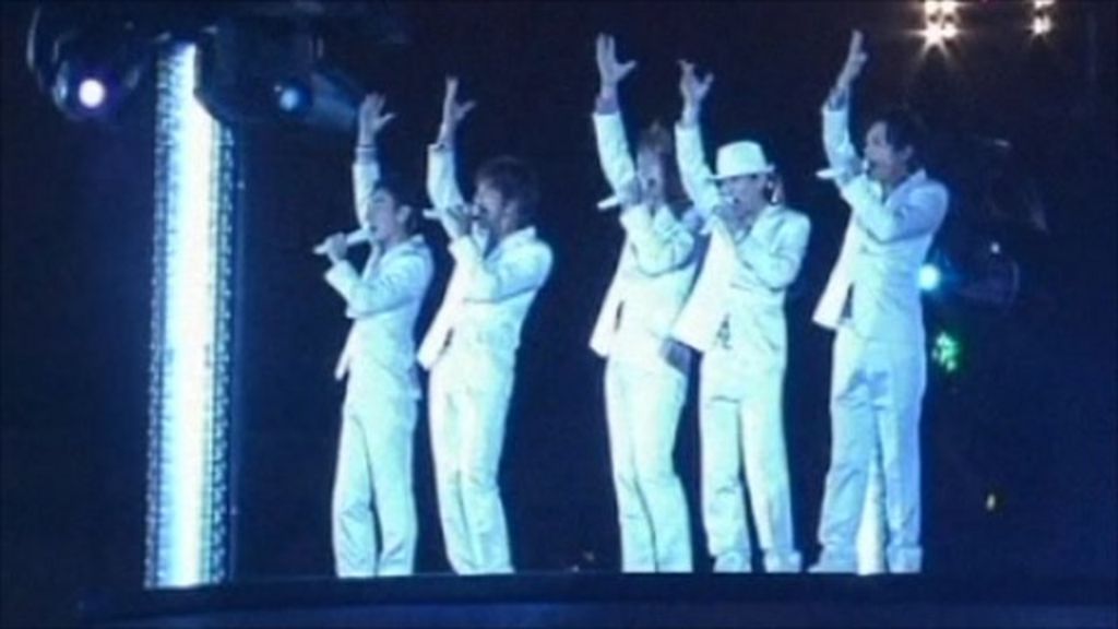 Historic China concert for Japanese pop band SMAP - BBC News