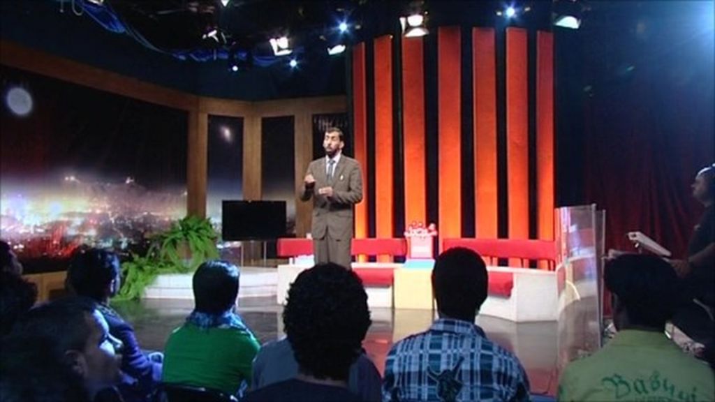 Afghan comedian targets politicians and laughs off fear - BBC News