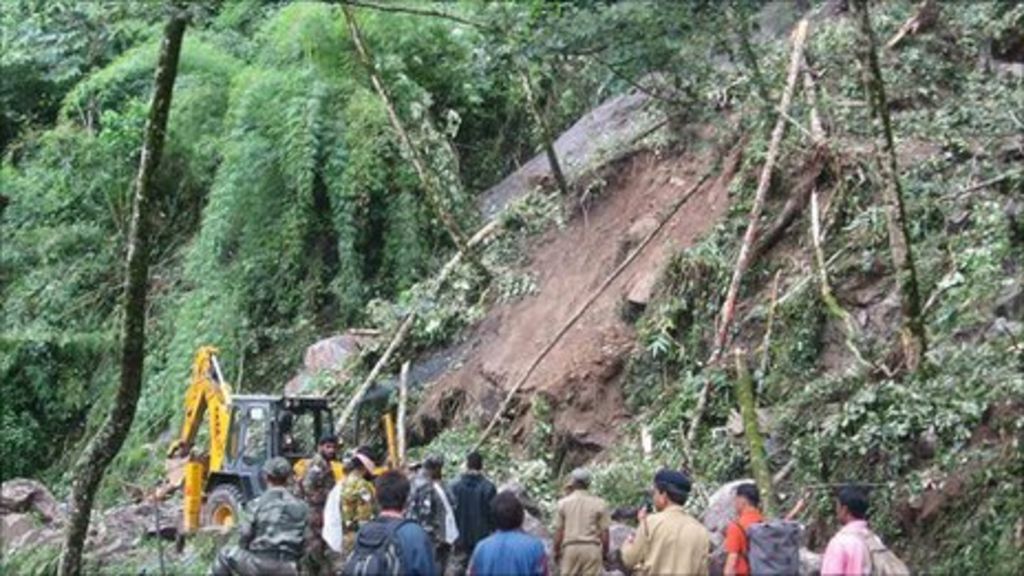 Landslides block Sikkim quake relief - BBC News