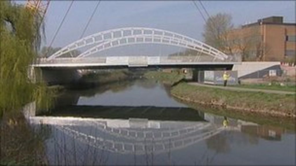 Taunton's new £1.5m bridge opens - BBC News