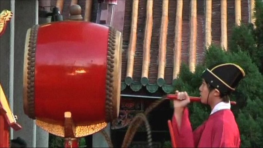 Ancient rites performed to commemorate Confucius' birthday - BBC News