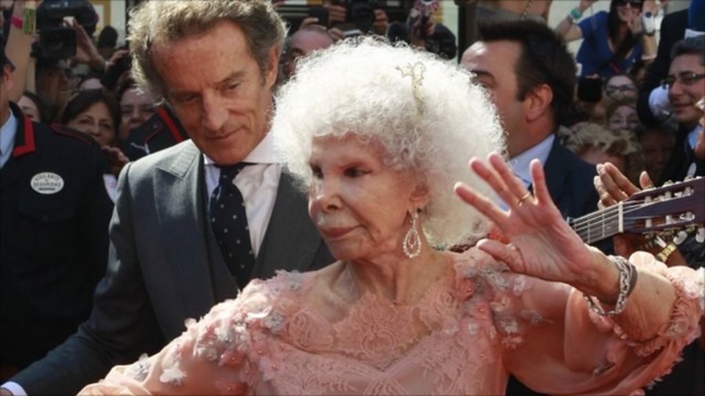 Spain's Duchess of Alba remarries at 85 in Seville - BBC News